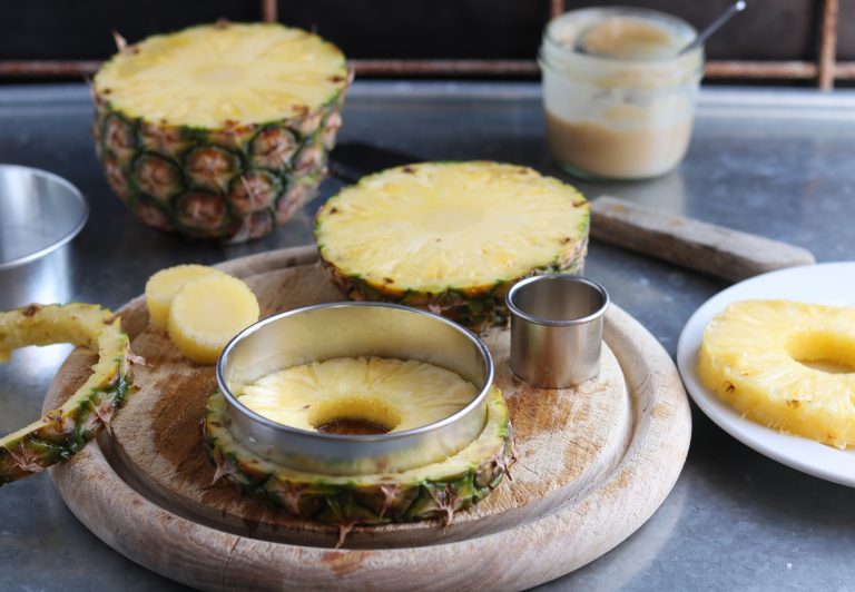 Gegrillte Ananas mit Vanilleeis und salziger Karamellsoße - Dailyvegan