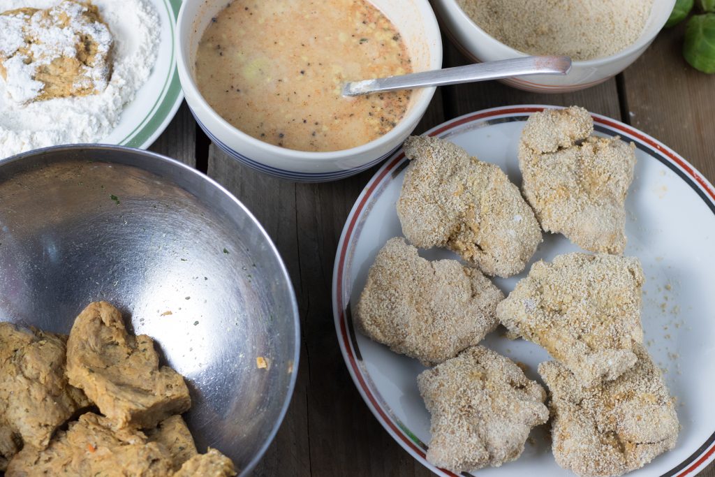 Mini-Schnitzel mit Pastinaken-Frites und Rosenkohl - Dailyvegan