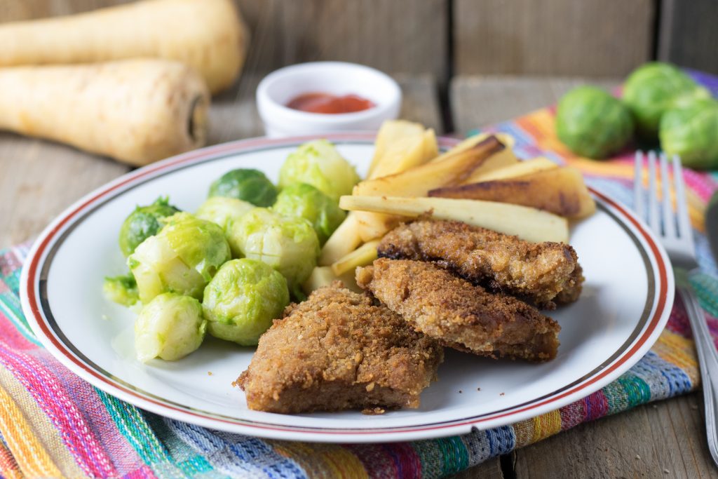 Mini-Schnitzel mit Pastinaken-Frites und Rosenkohl - Dailyvegan