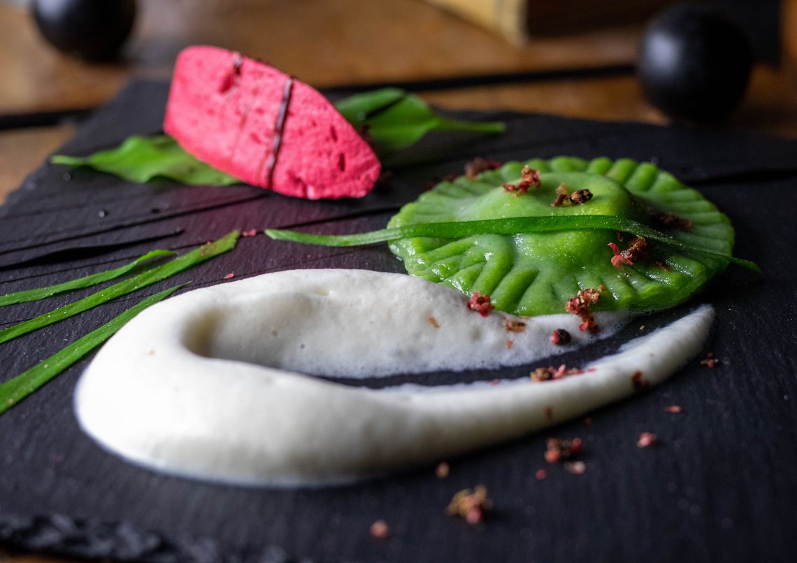 Bärlauch Ravioli mit Trüffelfüllung - Zitronenverbene - Rote Beete Mousse