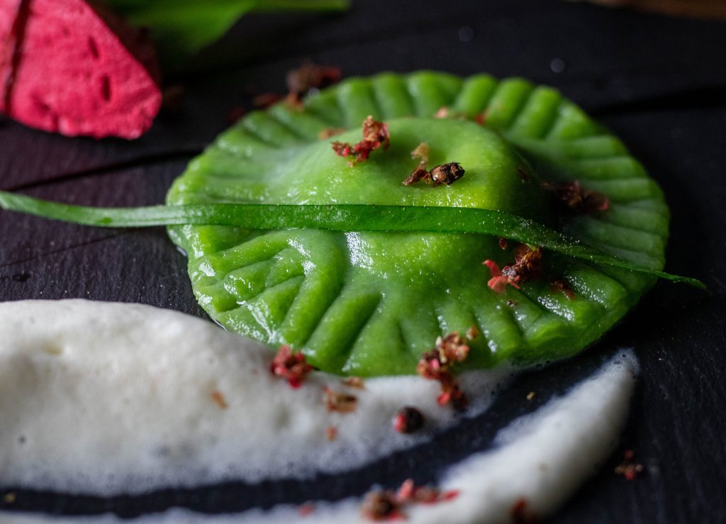 Bärlauch Ravioli mit Trüffelfüllung - Zitronenverbene - Rote Beete Mousse