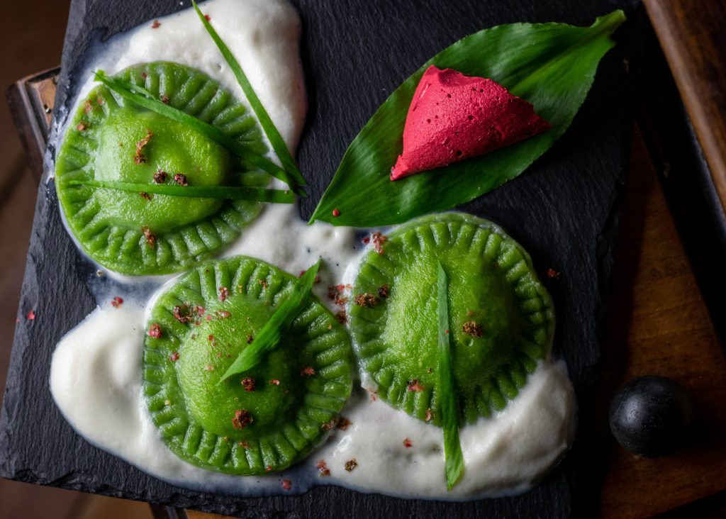 Bärlauch Ravioli mit Trüffelfüllung - Zitronenverbene - Rote Beete Mousse