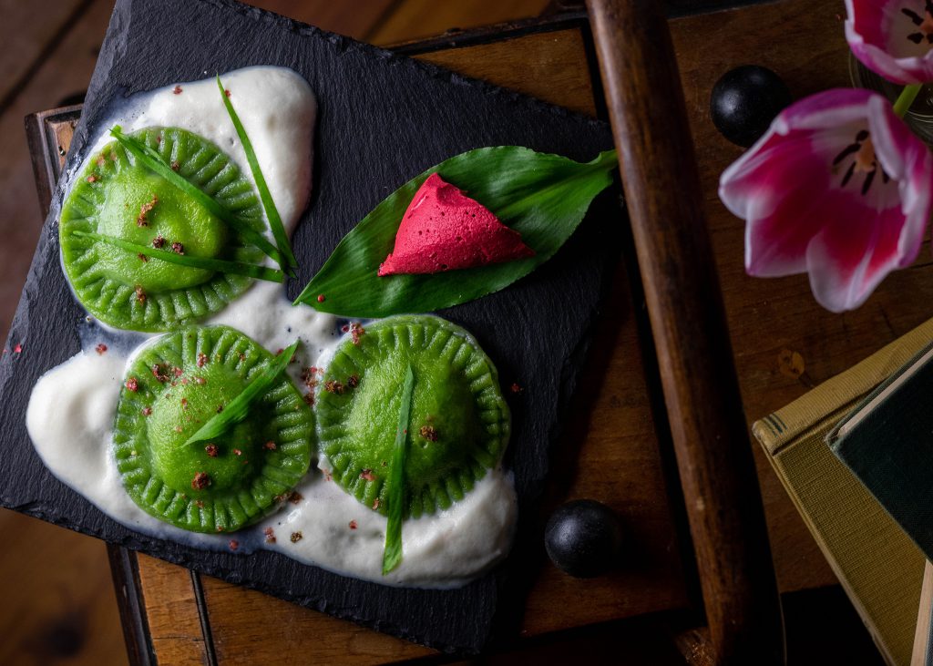 Bärlauch Ravioli mit Trüffelfüllung - Zitronenverbene - Rote Beete Mousse