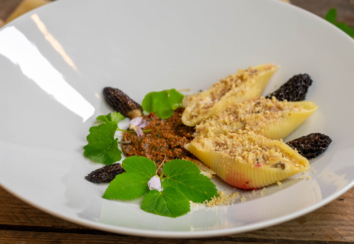 Muschelpasta gefüllt mit Morchel-Ricotta-Creme auf Gierschpesto ...