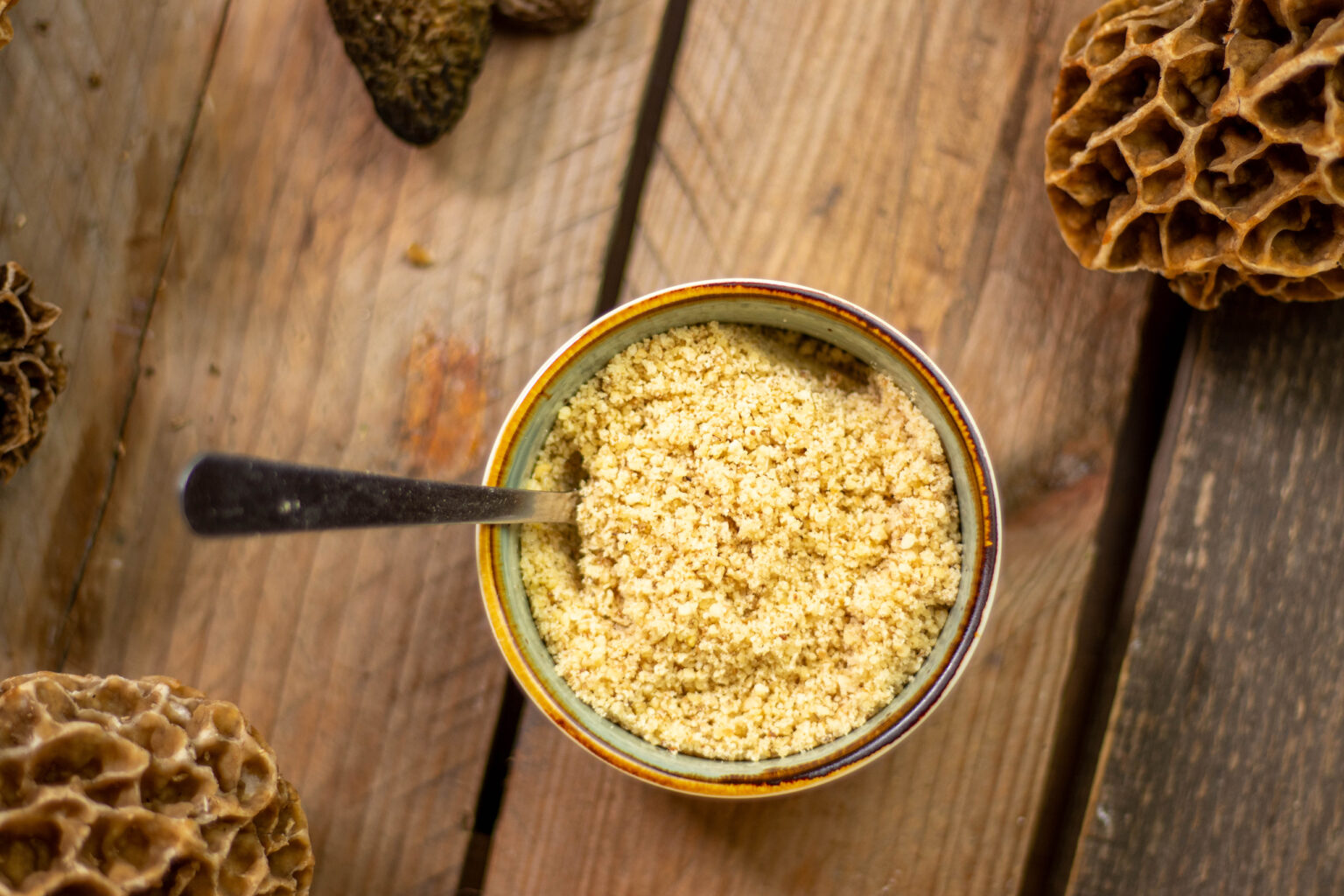 Muschelpasta gefüllt mit Morchel-Ricotta-Creme auf Gierschpesto ...