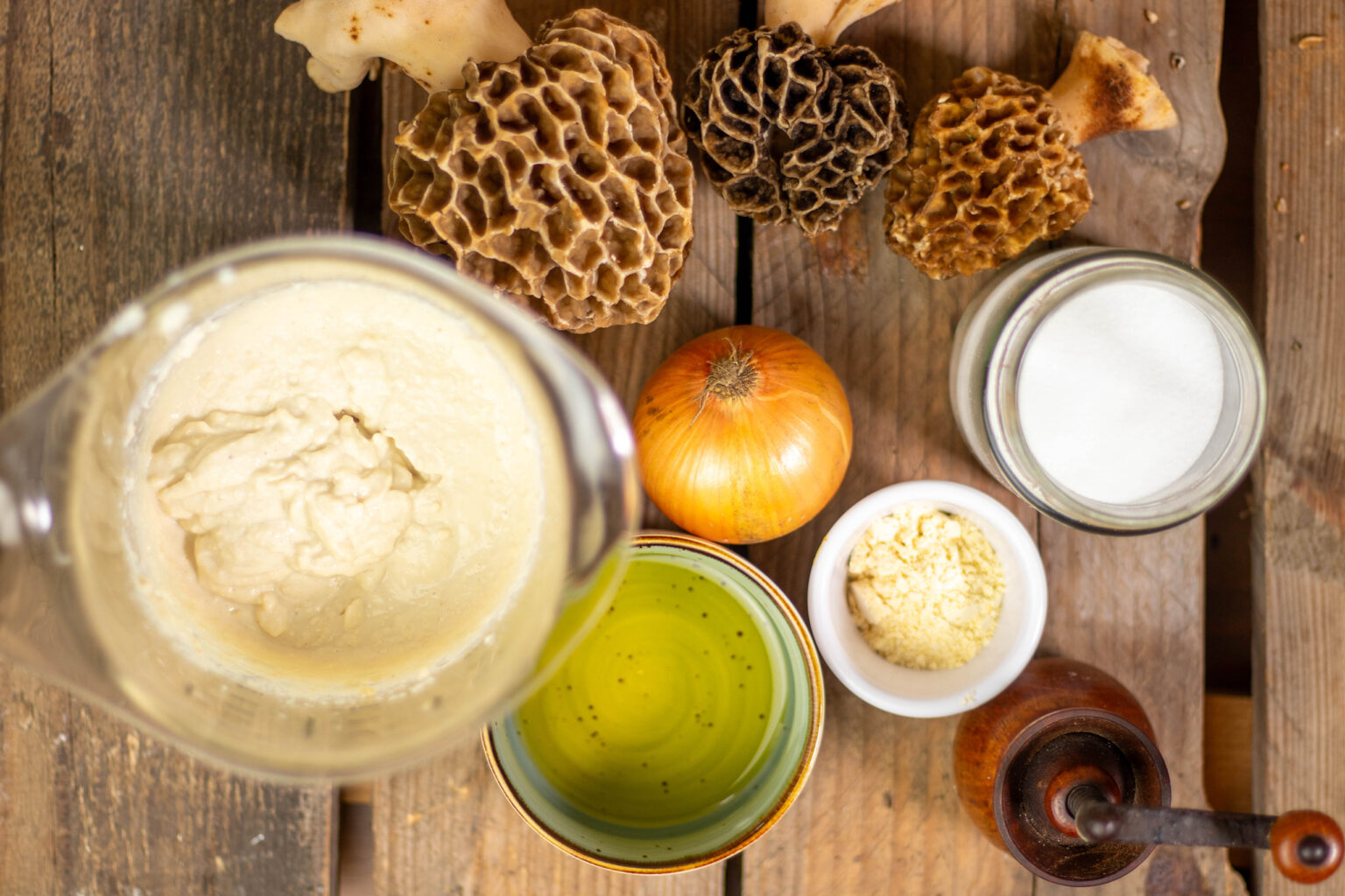 Muschelpasta gefüllt mit Morchel-Ricotta-Creme auf Gierschpesto ...