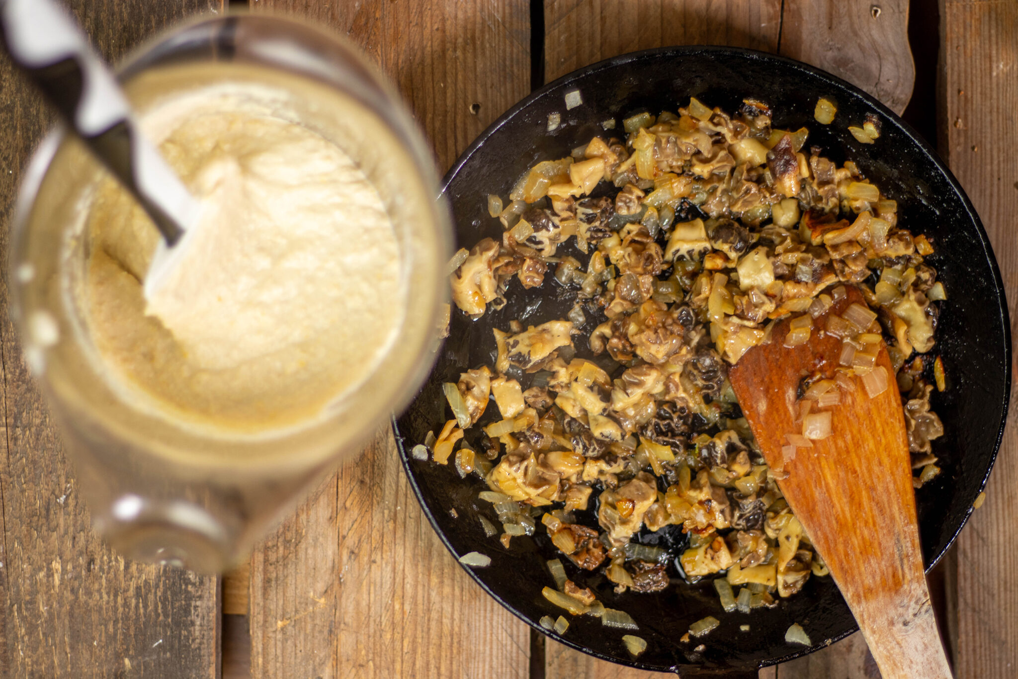 Muschelpasta gefüllt mit Morchel-Ricotta-Creme auf Gierschpesto ...