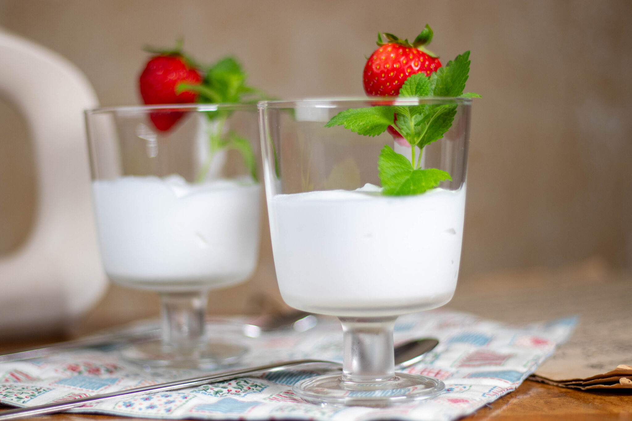 Zitronenmelisse-Mousse - ein köstliches Sommerdessert - Dailyvegan